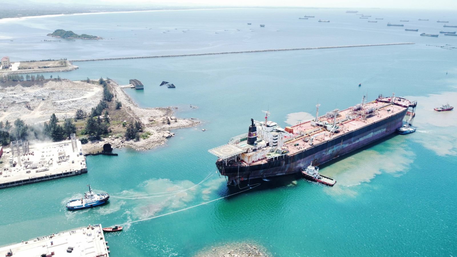 PVSM tiếp nhận Tàu FSO Chí Linh của Vietsovpetro vào dock sửa chữa - PVSM